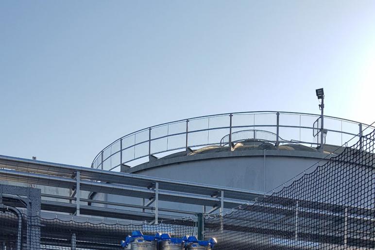 Mezzanine handrail safety netting | MeshSTOR